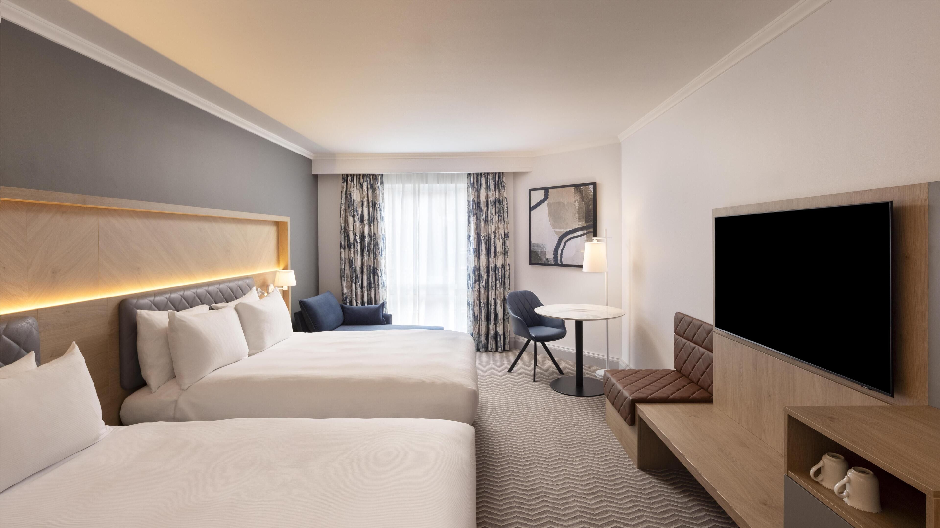 Quarto luxo, 2 camas Queen | Cofres nos quartos, escrivaninha, espaço de trabalho para notebook