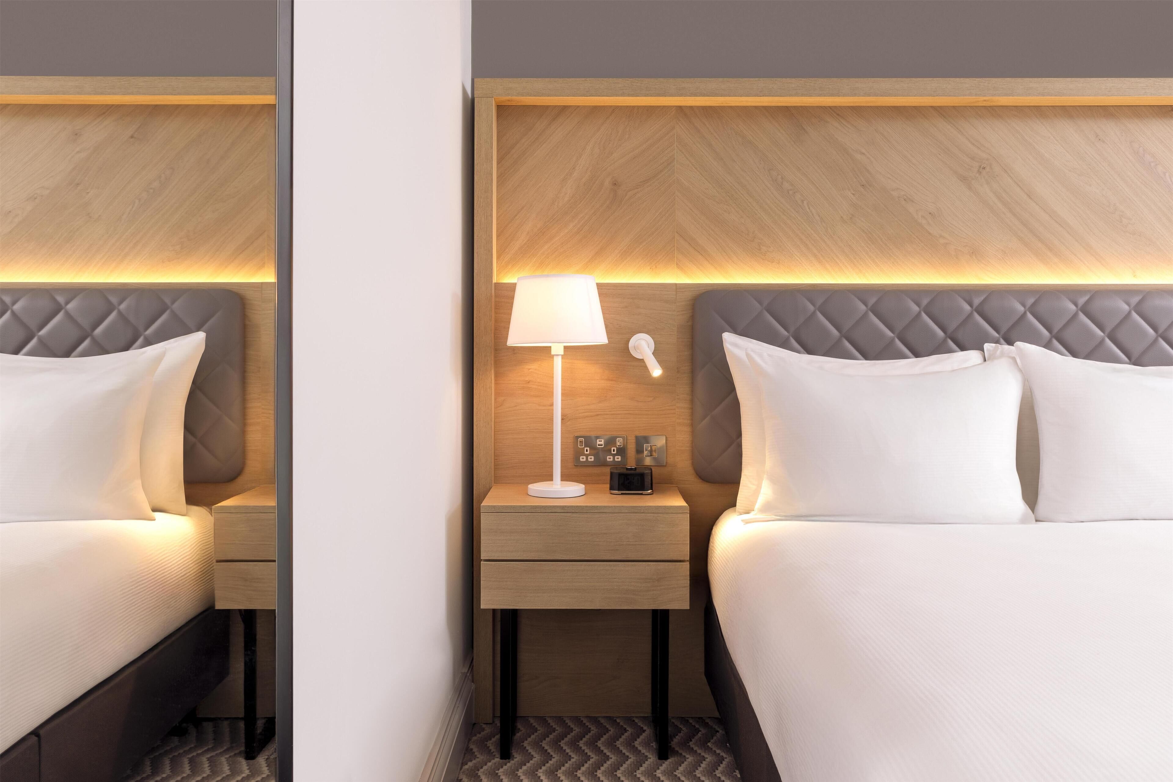 Cofres nos quartos, escrivaninha, espaço de trabalho para notebook