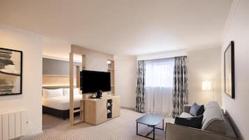 Suite Júnior, 1 cama king-size | Sala de estar | Televisor de 43 polegadas com canais por cabo