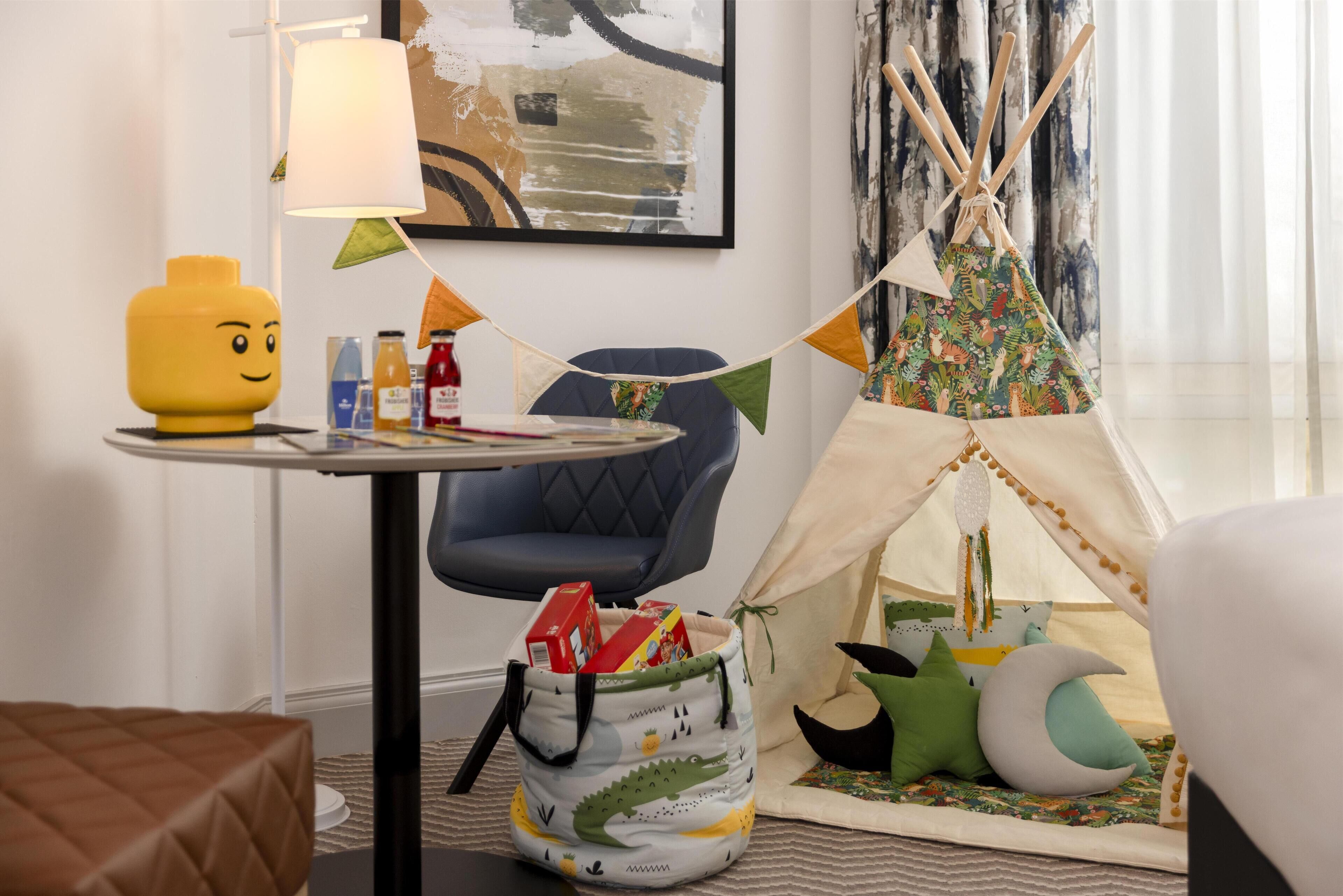 Quarto luxo, 2 camas Queen | Área de estar | TV 43 polegadas com canais a cabo