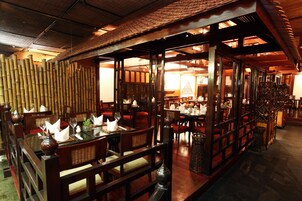 Restaurante japonês tradicional com decoração em madeira e assentos em esteiras de tatame.