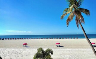Perto da praia, praia de areia branca, espreguiçadeiras 