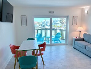 Bayfront Double Suite | Área de estar | TV de tela plana