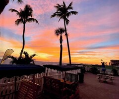 Perto da praia, praia de areia branca, espreguiçadeiras 
