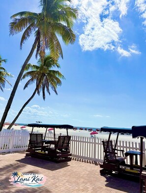 Perto da praia, praia de areia branca, espreguiçadeiras 