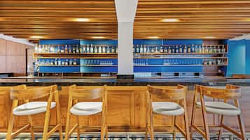 2 bares/lounges, bar na cobertura, bar de coquetéis