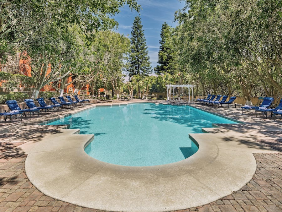 Piscina interior, 2 piscinas exteriores, guarda-sóis, espreguiçadeiras