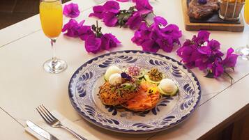 Pequeno-almoço tipo buffet diário (24 USD por pessoa)