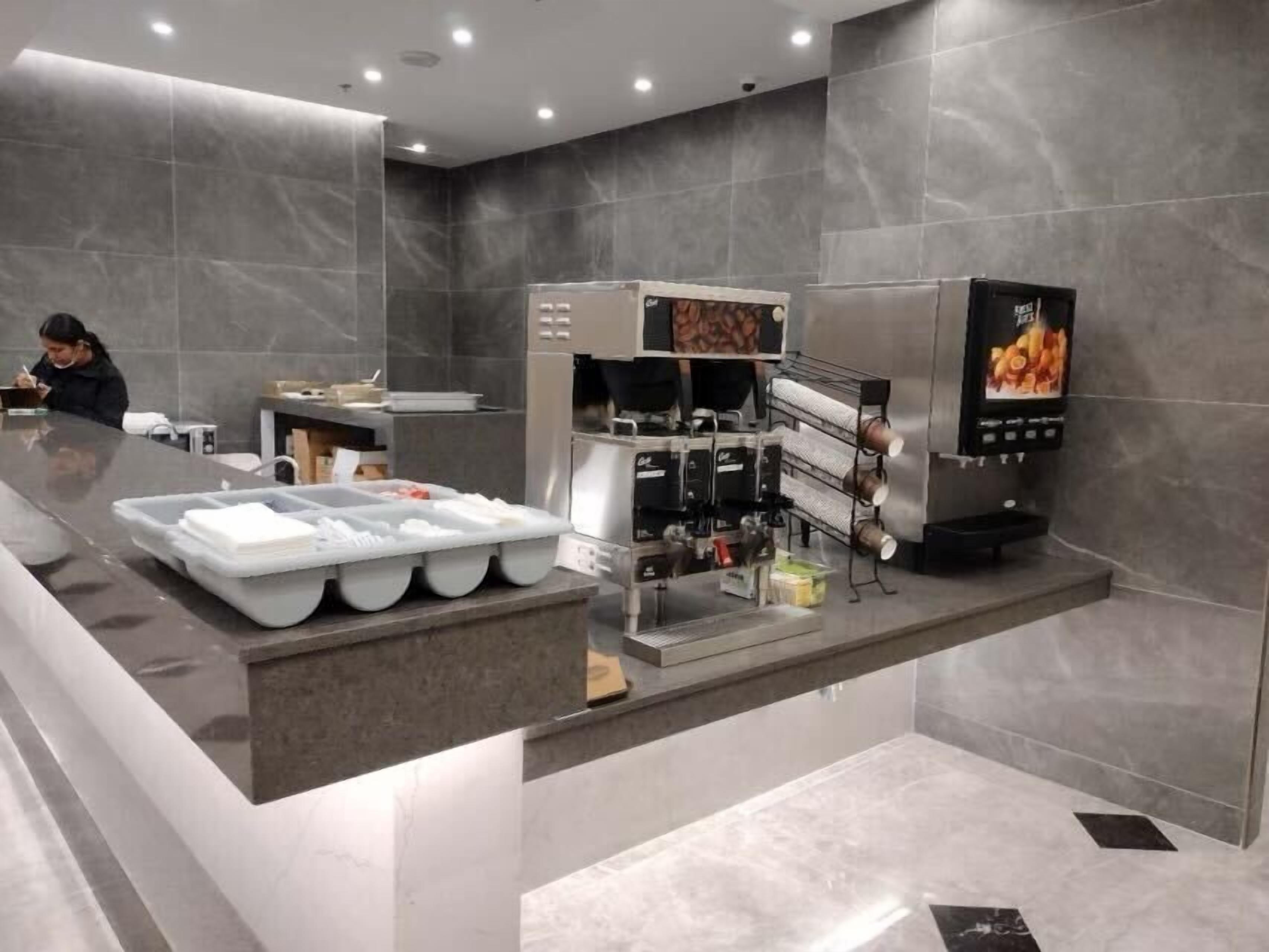 Café da manhã com buffet grátis todos os dias