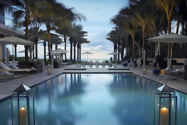 3 piscinas exteriores, guarda-sóis, espreguiçadeiras