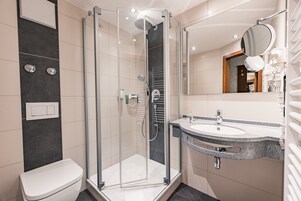 Quarto Individual, não fumadores | Casa de banho | Artigos de higiene pessoal grátis, um secador de cabelo