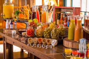 Café da manhã com buffet todos os dias mediante uma taxa