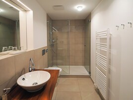 Apartamento | Roupas de cama antialérgicas, cofres nos quartos