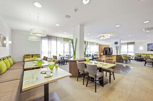 Café da manhã com buffet grátis todos os dias