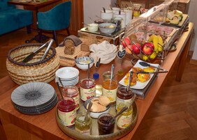 Pequeno-almoço tipo buffet diário (15 EUR por pessoa) 