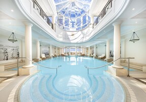 Piscina interior, piscina exterior, toldos (sobretaxa), guarda-sóis