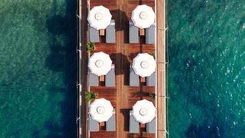 Uma praia privada, espreguiçadeiras, guarda-sóis de praia 