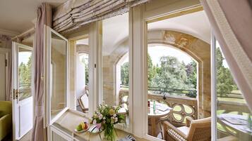 Quarto grand, para não fumantes, sacada (Castle) | Roupas de cama premium, frigobar (abastecido com itens grátis)