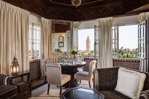 Suíte (KOUTOUBIA) | Área de estar | TV, dock para iPod