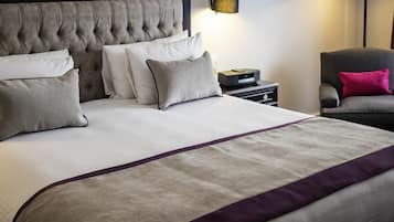 Quarto superior, várias camas | Roupas de cama antialérgicas, frigobar, cofres nos quartos, escrivaninha