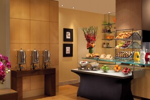 Café da manhã para viagem grátis todos os dias