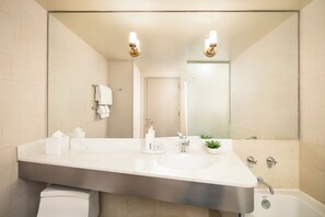 Chuveiro, produtos de toalete grátis, secador de cabelo 