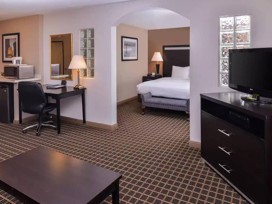 Quarto empresarial, 1 cama King | Escrivaninha, cortinas blackout, ferros/tábuas de passar roupa