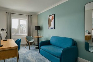 Quarto Familiar | Cofre com capacidade para portátil, secretária 