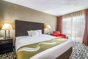 Quarto, 1 cama king-size, acessível, não fumadores | Cofre no quarto, secretária, cortinas/cortinados opacos 