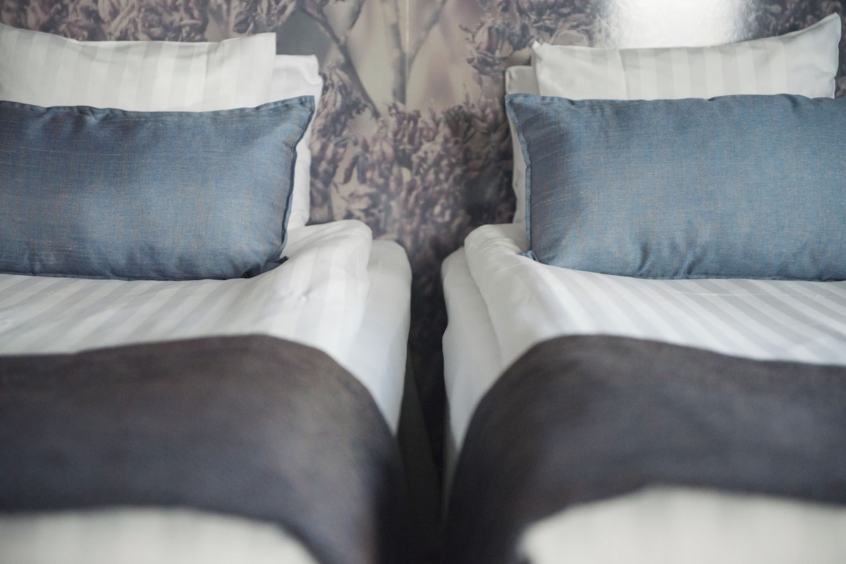 Cofre no quarto, secretária, Wi-fi grátis, roupa de cama fornecida