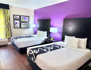 Quarto, 2 camas queen-size, não fumadores | Roupa de alta qualidade, secretária 