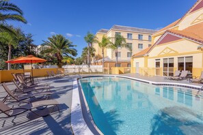 2 piscinas exteriores, espreguiçadeiras 