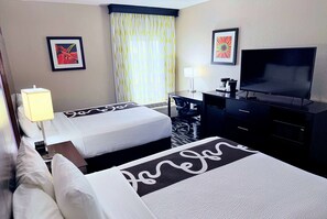 Quarto, 2 camas queen-size, não fumadores | Roupa de alta qualidade, secretária 