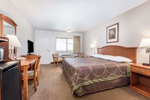 Secretária, ferro/tábua de engomar, berços/camas para crianças grátis 