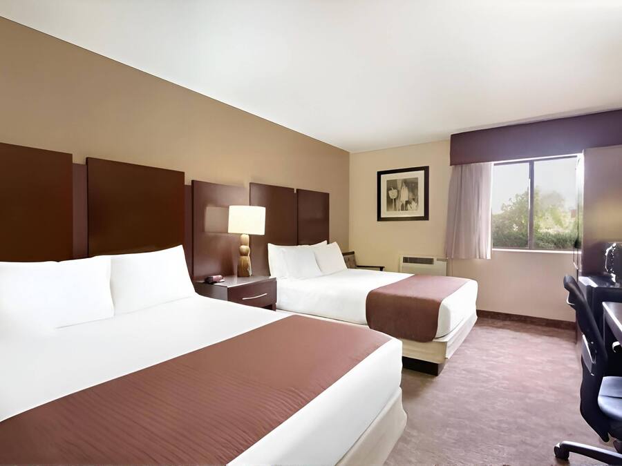 Quarto Standard, 2 camas queen-size, não fumadores | Secretária, ferro/tábua de engomar, Wi-fi grátis