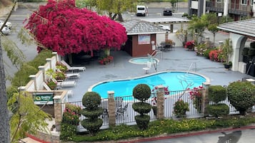 Piscina exterior, guarda-sóis, espreguiçadeiras