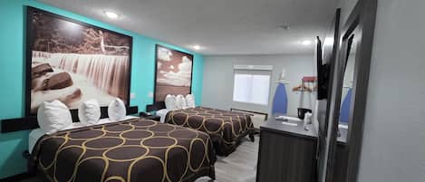 Escrivaninha, ferros/tábuas de passar roupa, berços grátis