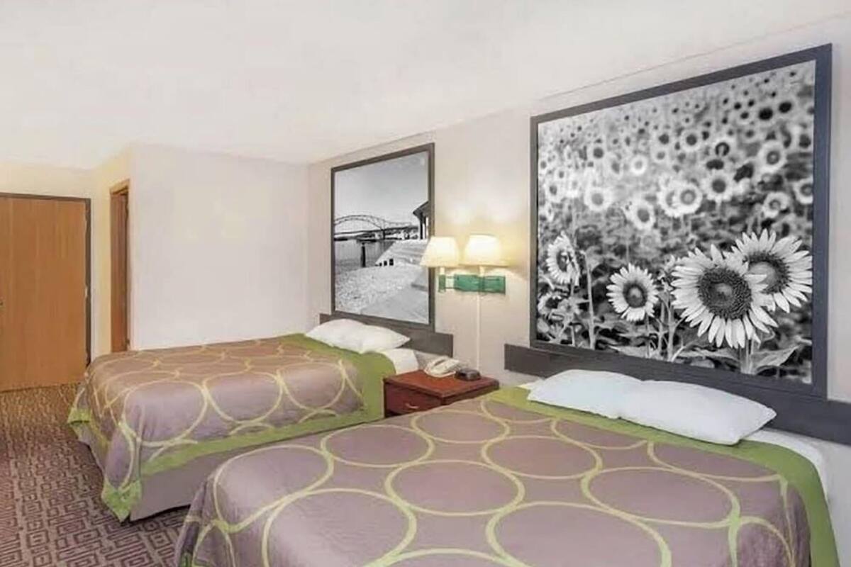 Cofre no quarto, com decoração personalizada