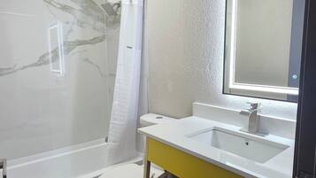 Um secador de cabelo, toalhas fornecidas