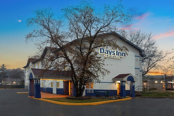 Days Inn By Wyndham Waukegan - Waukegan, IL