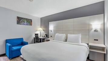 Quarto, 1 cama King, para não fumantes | Cofres nos quartos, escrivaninha, espaço de trabalho para notebook