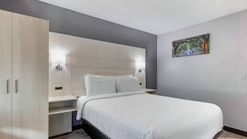 Quarto moderno com cama grande, guarda-roupa embutido, luminárias de cabeceira e quadro fixado na parede.