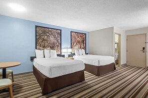 Quarto, 2 camas de casal, para não fumantes (2nd Floor) | Escrivaninha, ferros/tábuas de passar roupa, berços (sobretaxa)