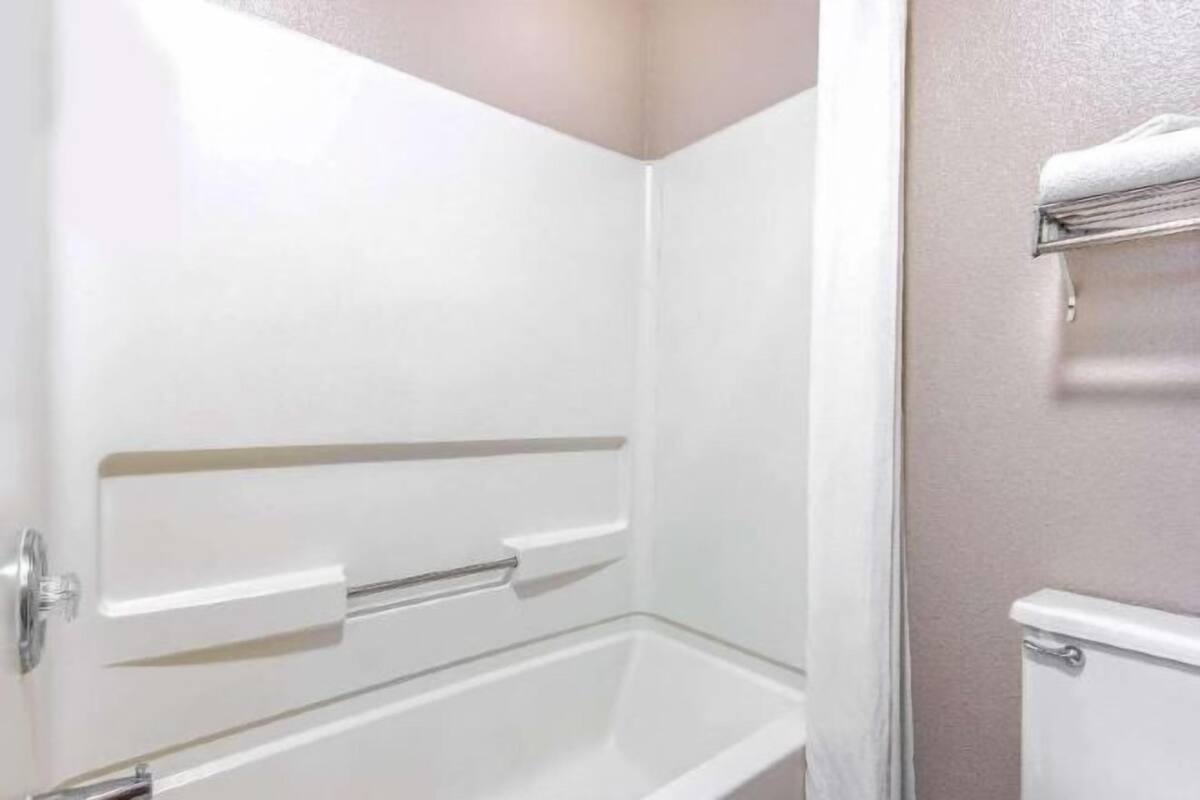 Casa de banho | Uma combinação polibã/banheira, artigos de higiene pessoal grátis