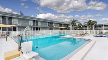 2 piscinas exteriores, da(s) 09:00 à(s) 22:00, guarda-sóis