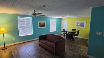 Suite Deluxe, várias camas, não fumadores (2 Bedroom) | Cofre no quarto, secretária, cortinas/cortinados opacos