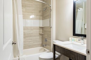 Quarto, 2 camas queen-size, não fumadores | Com decoração personalizada, com mobília individualizada, secretária 