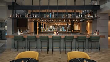 Serve jantar e happy hour