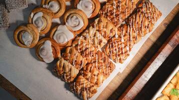 Diversos doces e pastéis sobre uma tábua de madeira.