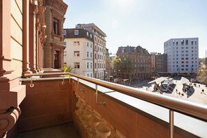 Roupas de cama premium, frigobar, cofres nos quartos, cortinas blackout